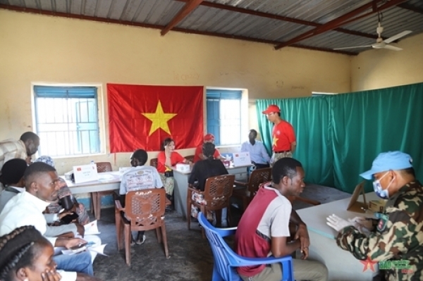 ນັກຮົບໝວກເບເລສີຟ້າຫວຽດນາມ ກວດພະຍາດໃຫ້ຄູອາຈານຢູ່ Abyei